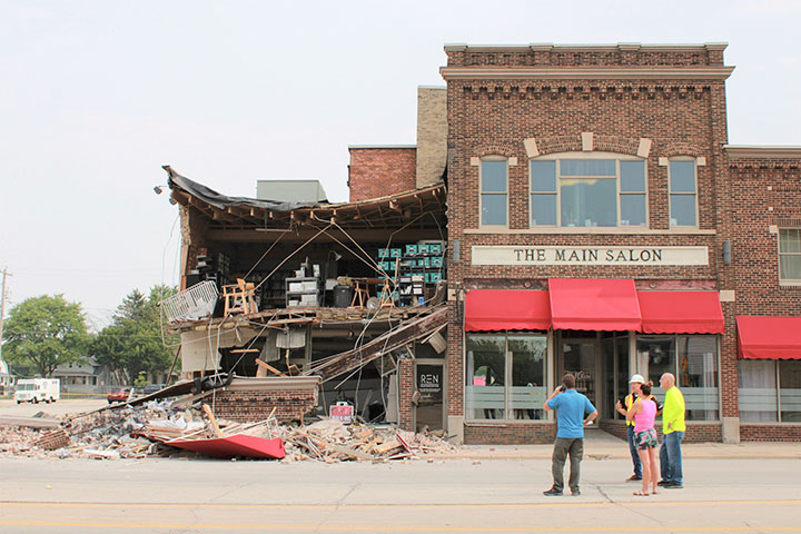 Vehicle hits building in Green Bay | News, Sports, Jobs - The Daily News